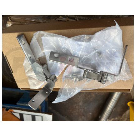 Freightliner INB L230 - BOTTOM + TOP HINGES | FinditParts